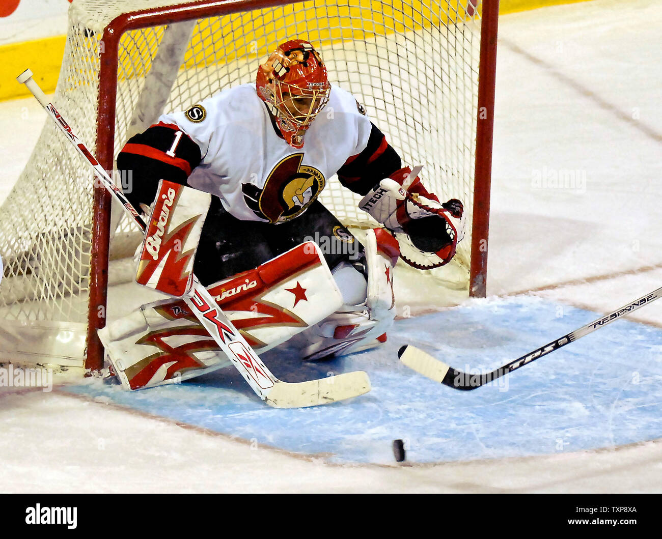 Ottawa Senators goaltender Ray Emery keeps an eye on the rebound after ...