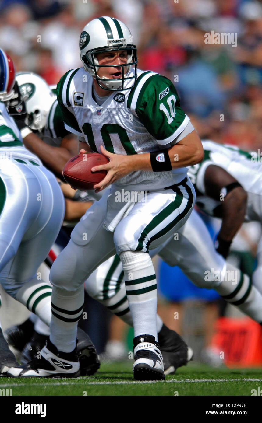 New York Jets quarterback Chad Pennington looks to make a handoff in ...