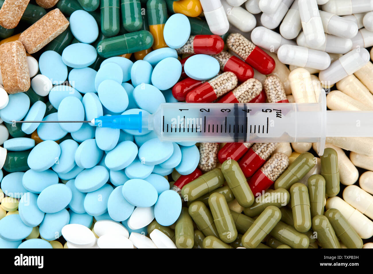 Syringe and capsules hi-res stock photography and images - Alamy
