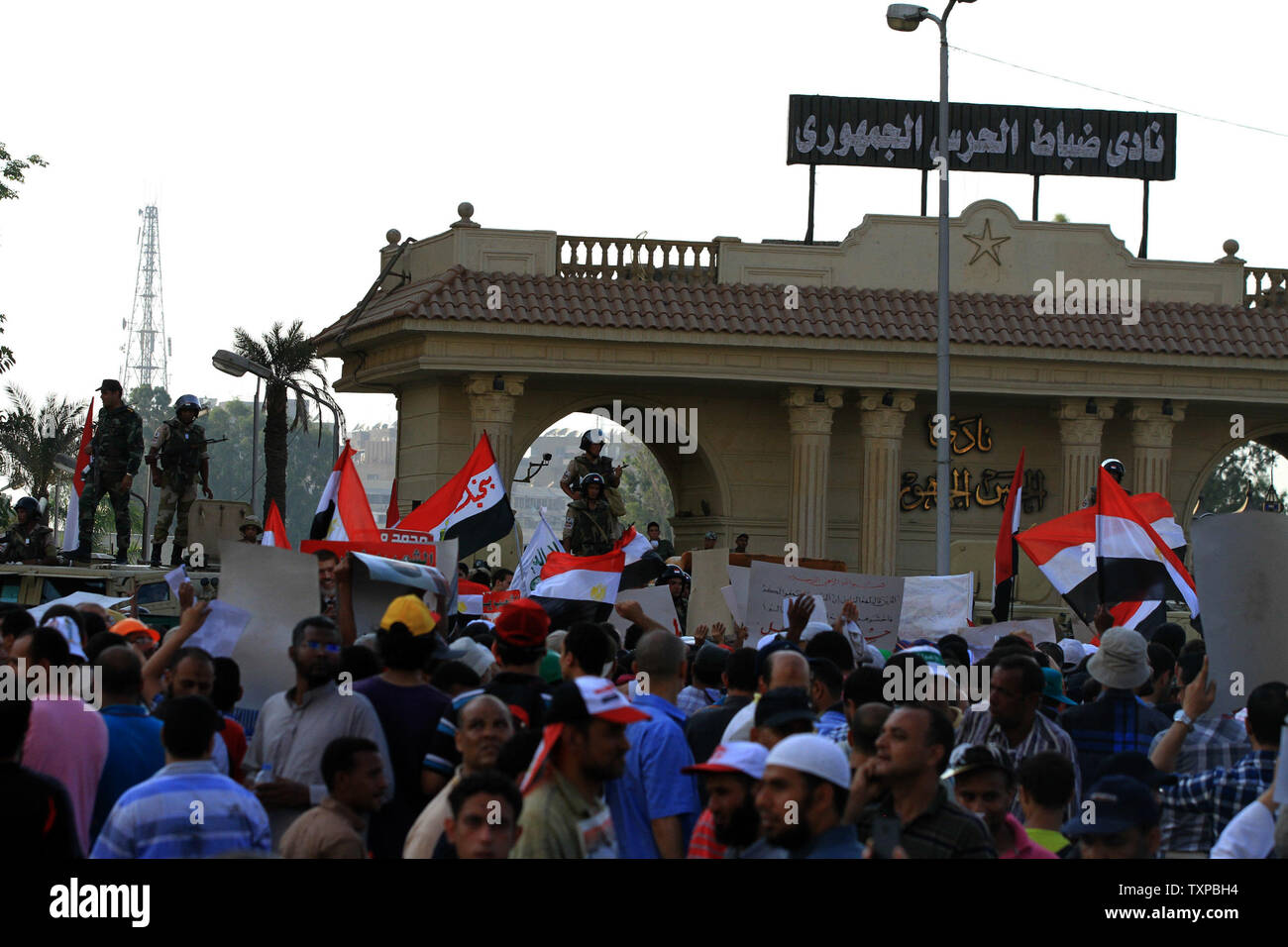 Egyptian soldiers stand guard as supporters of President Morsi ...