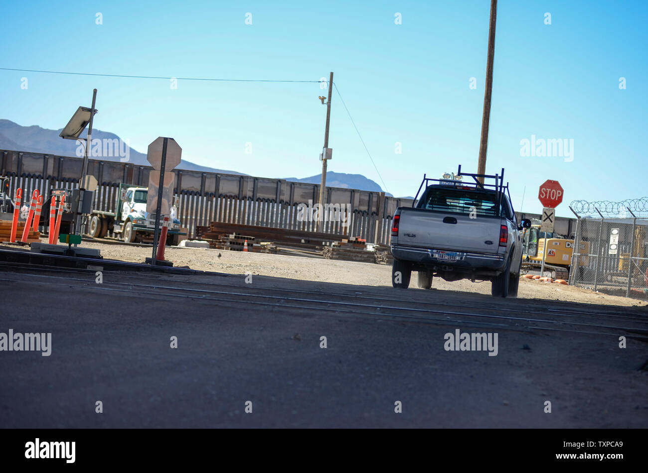 El paso border fence hi-res stock photography and images - Alamy