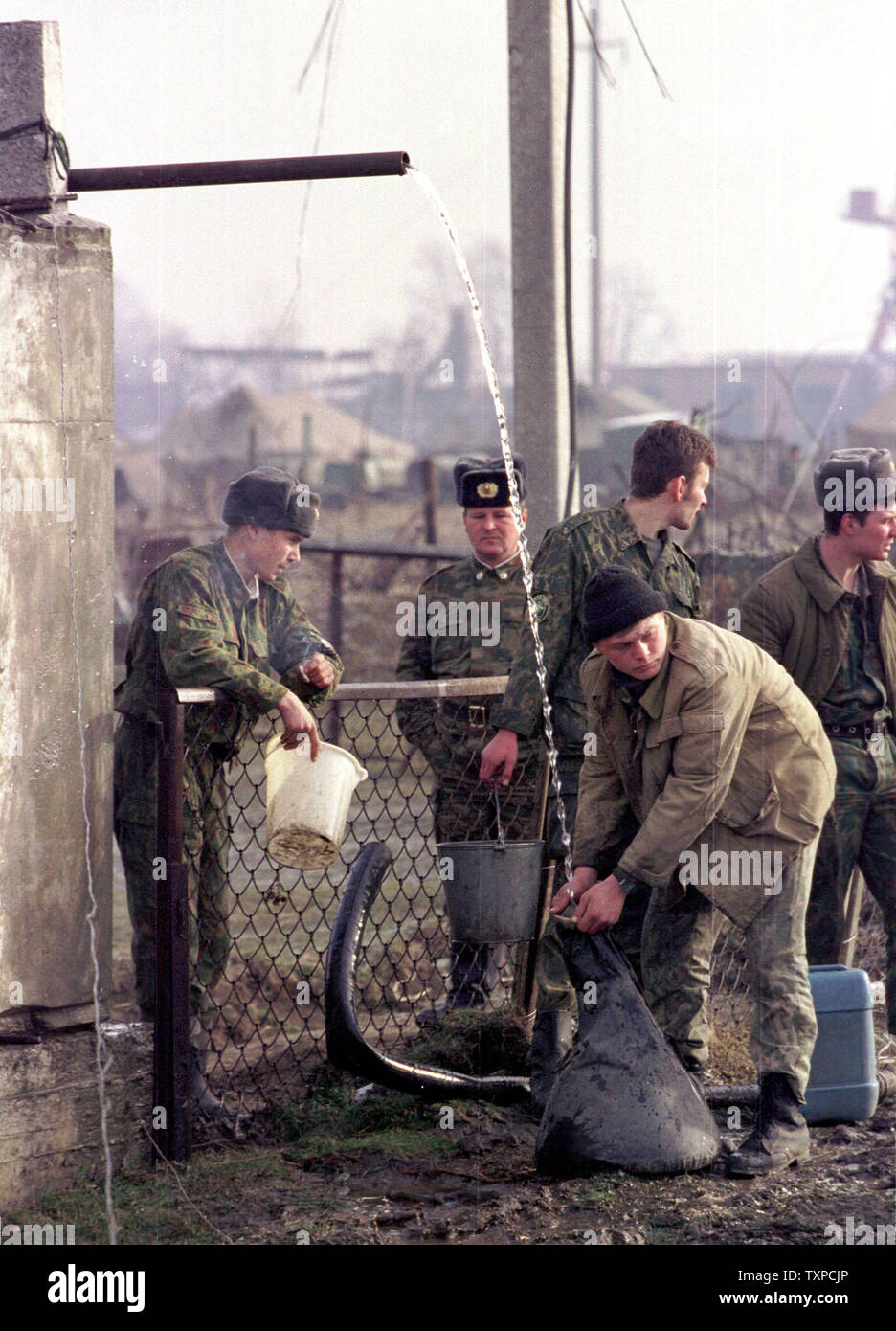 RUS2000012207- 21 JANUARY - 2000 - DUBA-YURT, CHECHNYA, RUSSIA: Russian ...