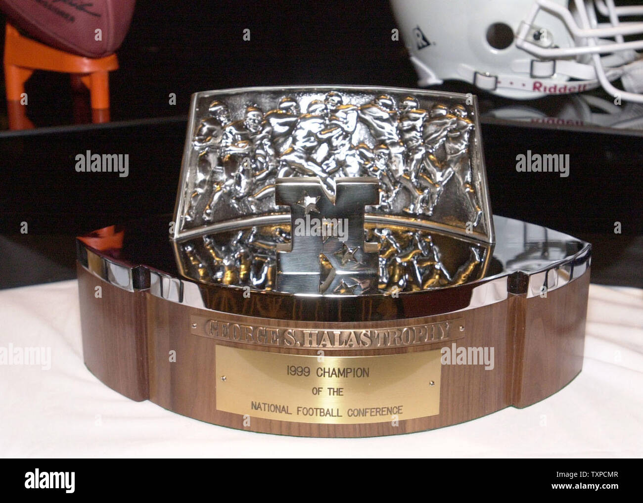 SLP2000012102- 21 JANUARY 2000- ST. LOUIS, MISSOURI, USA: The NFL put ...