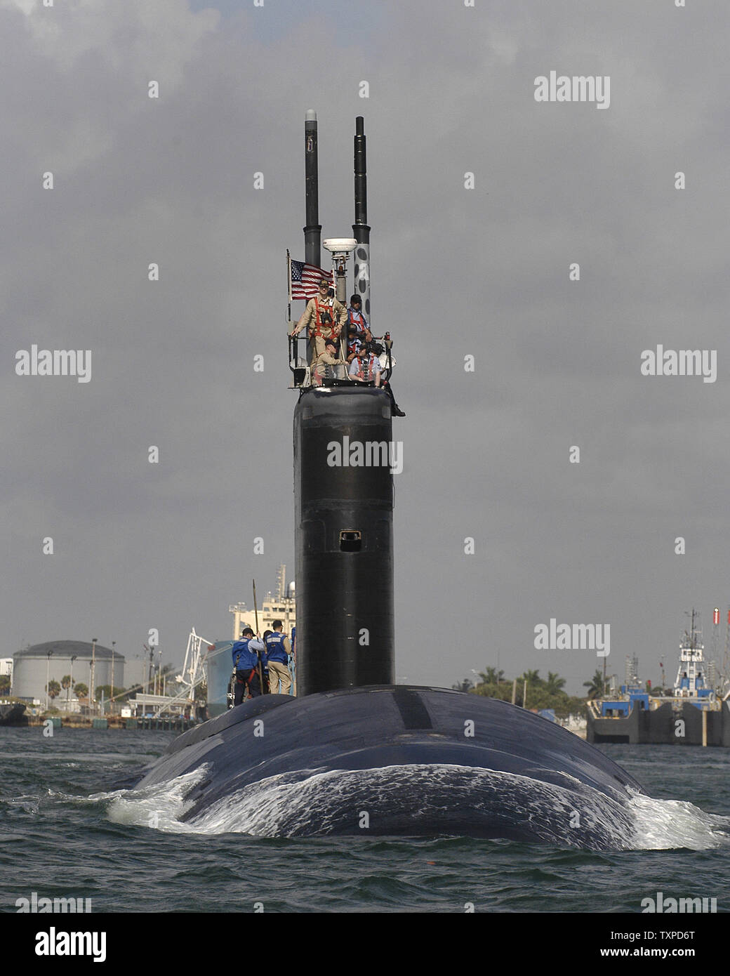 The USS Miami gets underway as it departs Port Everglades in Ft ...