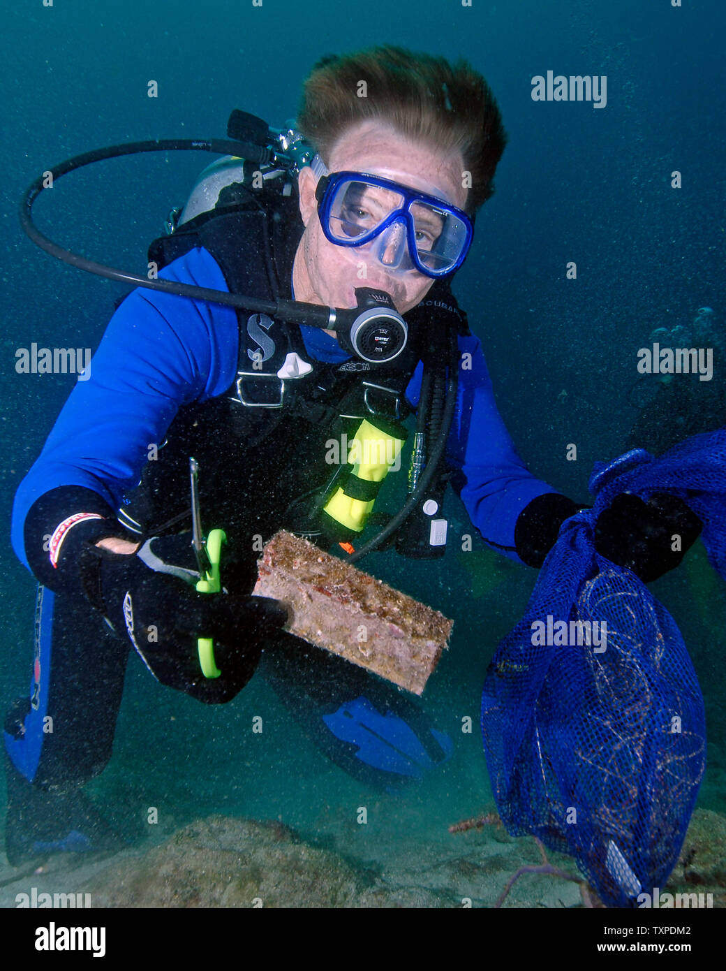 Trash ocean diver hi-res stock photography and images - Alamy
