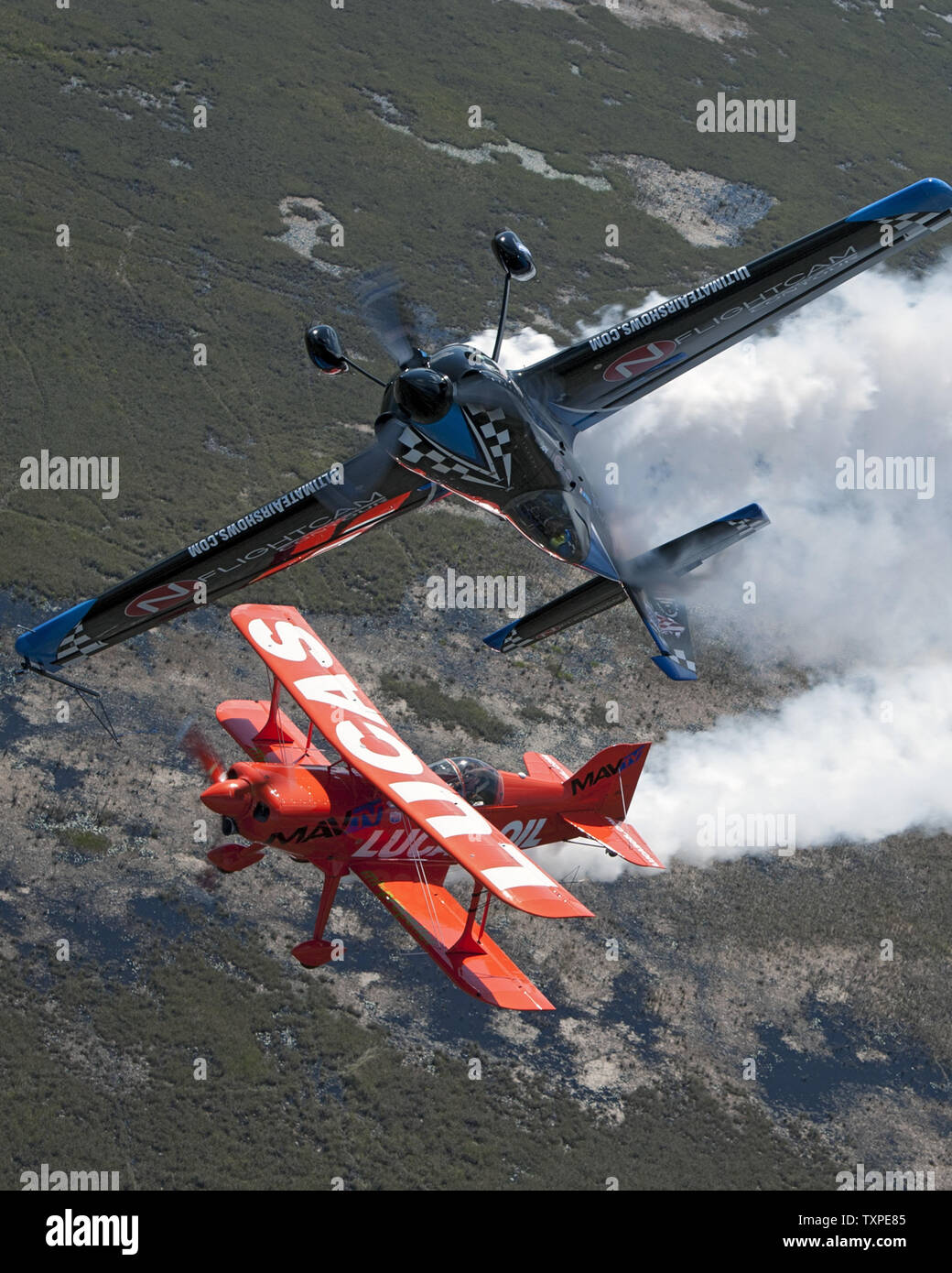Aerobats hi-res stock photography and images - Alamy