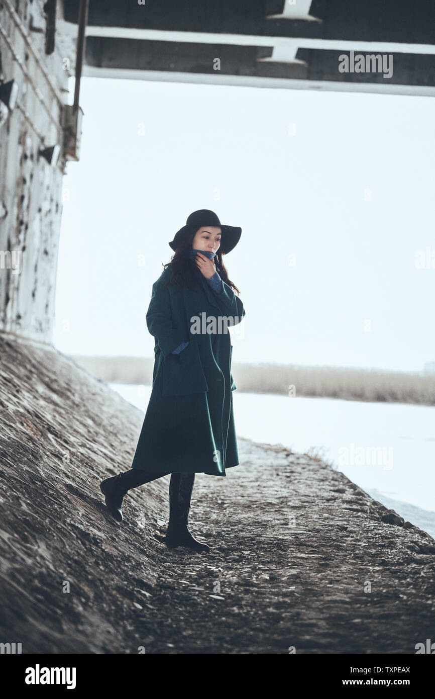 Early spring fashion Stock Photo - Alamy