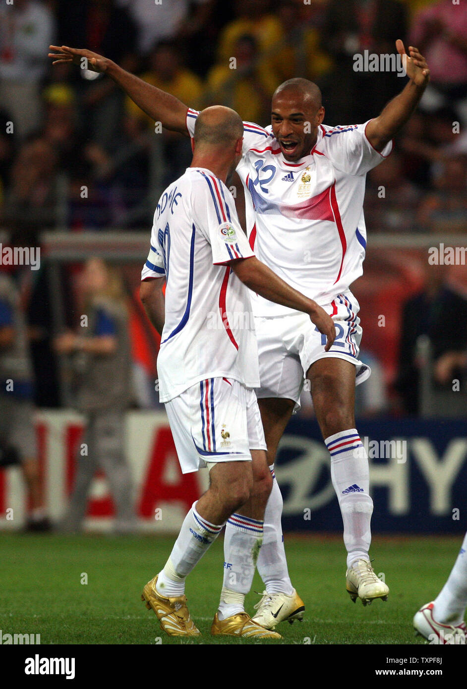 Thierry henri goal hi-res stock photography and images - Alamy