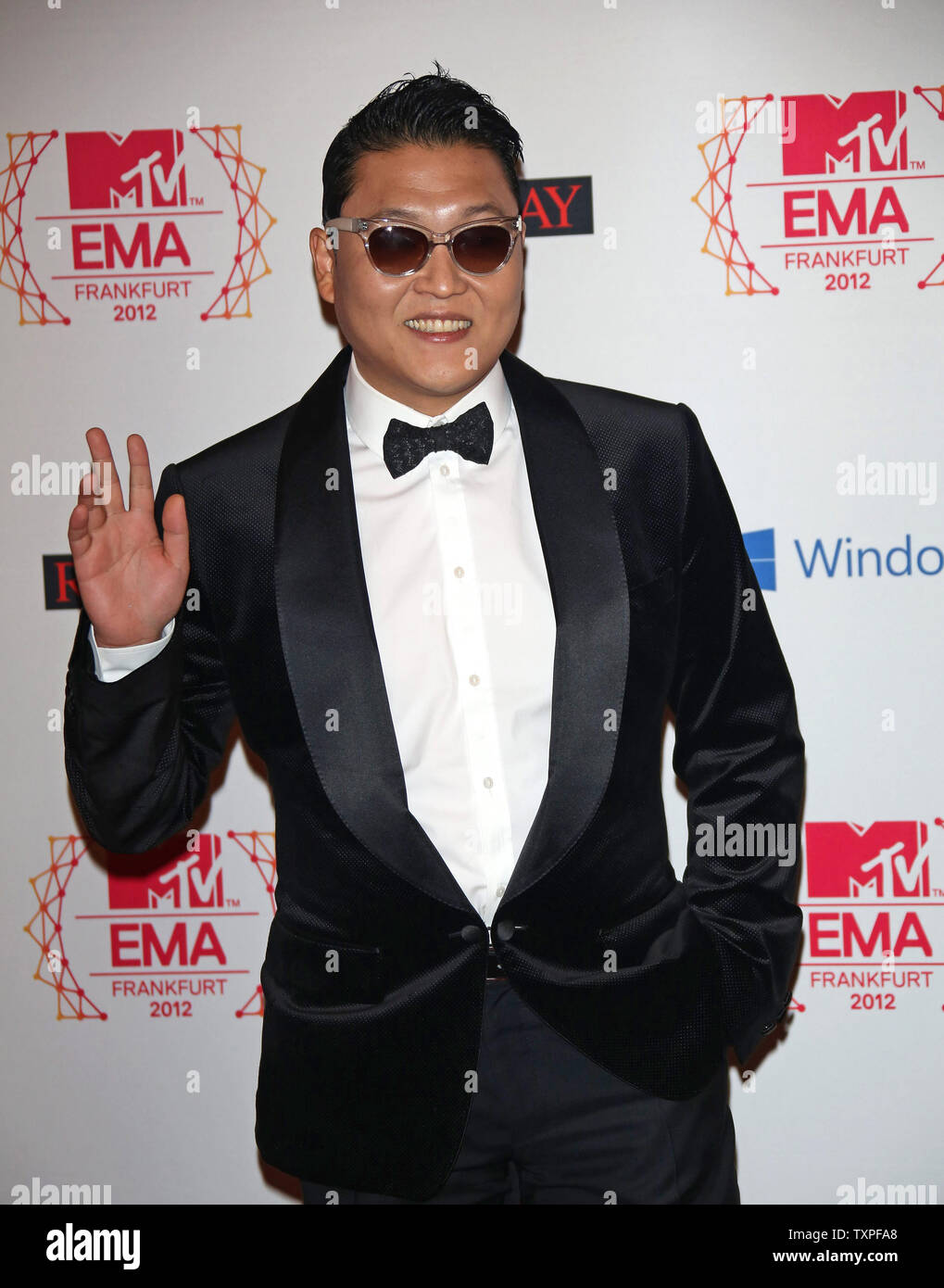 Psy arrives on the red carpet at the MTV Europe Music Awards in ...