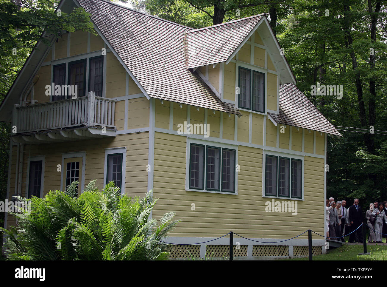 Emperor Akihito and Empress Michiko of Japan arrive at the Kingsmere ...