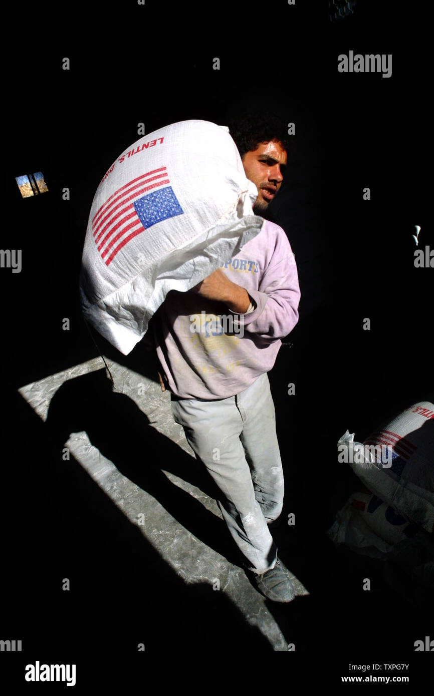 Palestinian refugees receive food aid from USA and the European Union ...