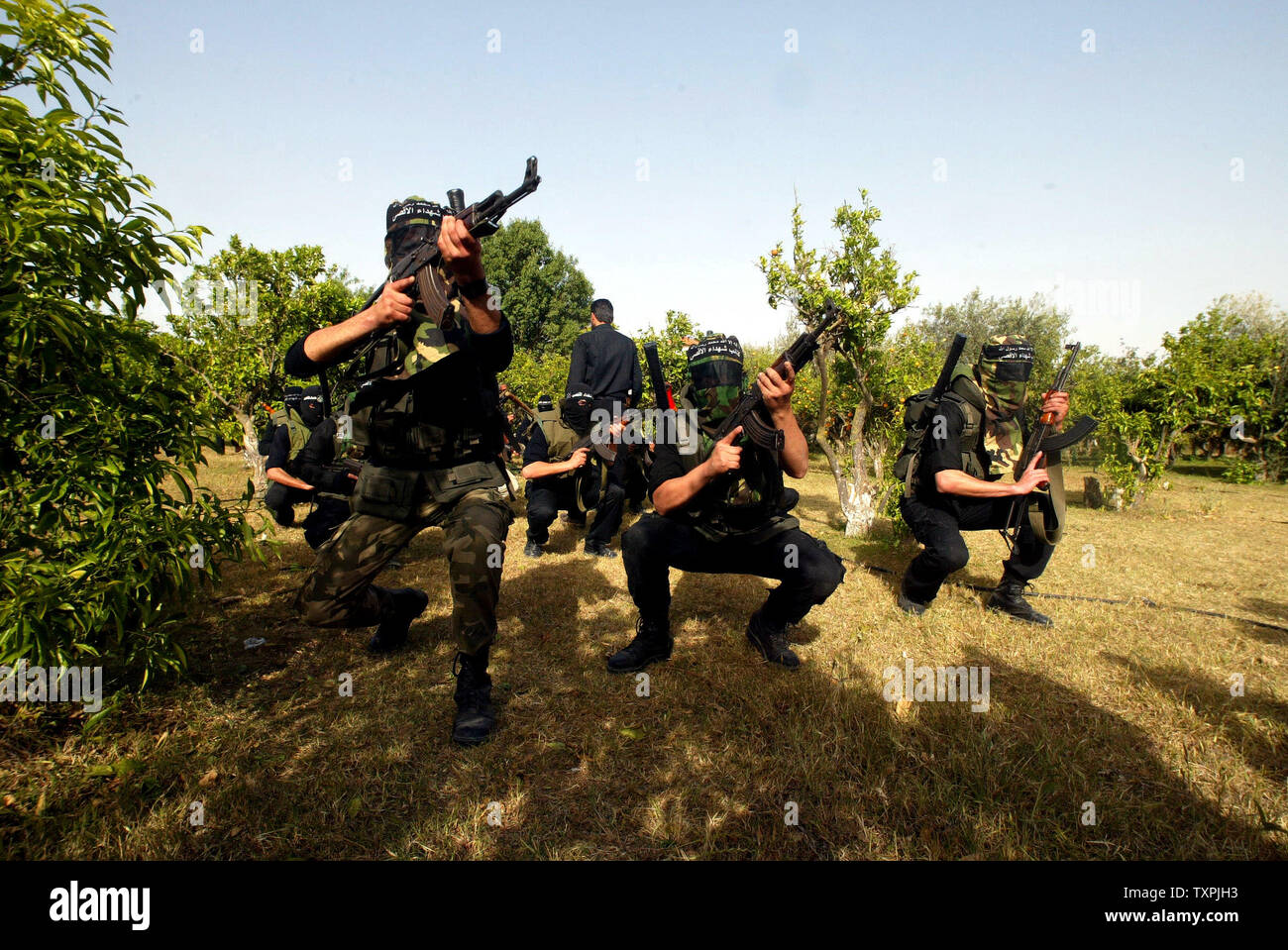 Fighters with the Al Aqsa Martyrs Brigades train for battle with ...