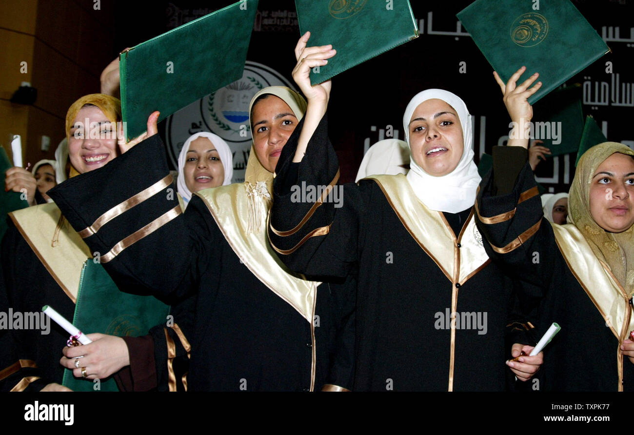 Palestinian students attend the graduation ceremony at Islamic ...