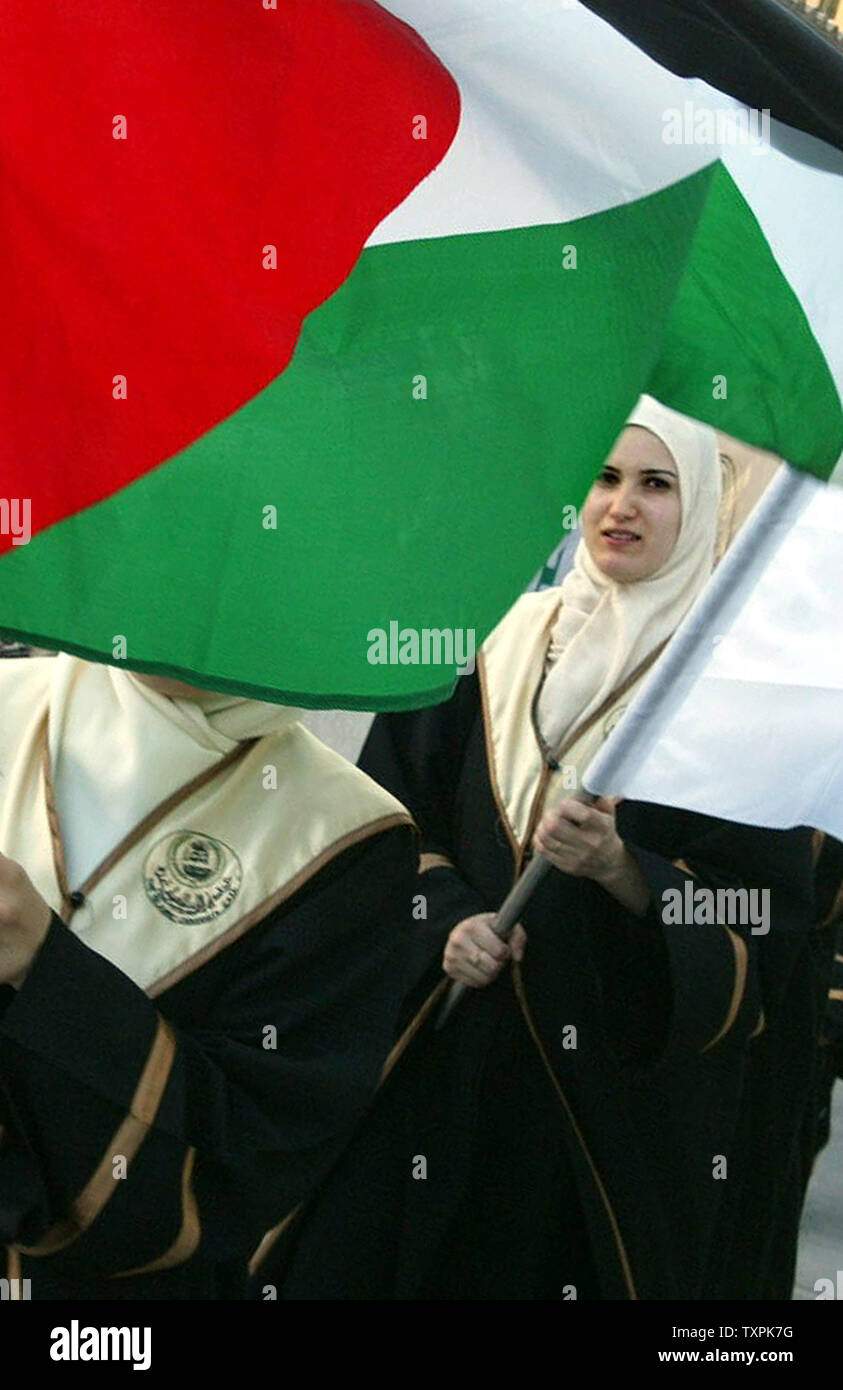 Palestinian students attend the graduation ceremony at Islamic ...