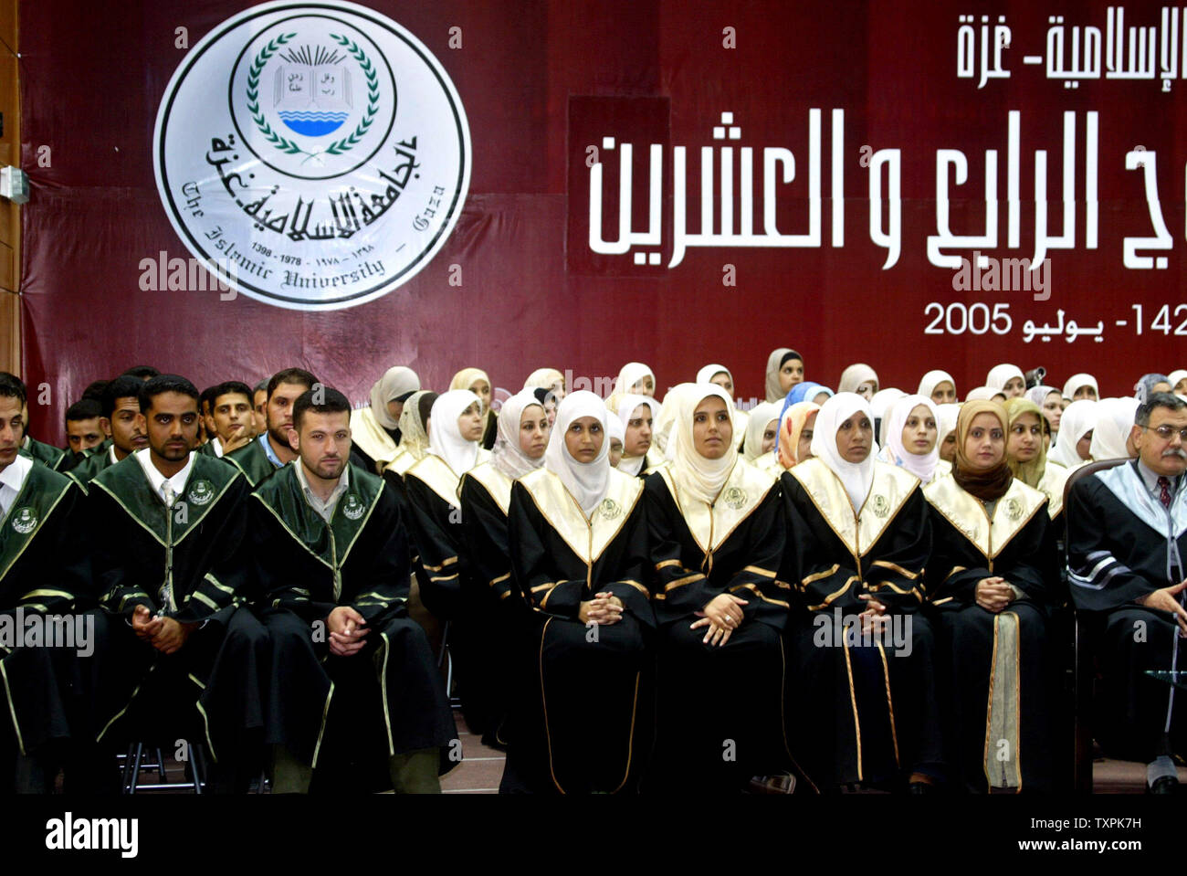 Palestinian students attend the graduation ceremony at Islamic ...