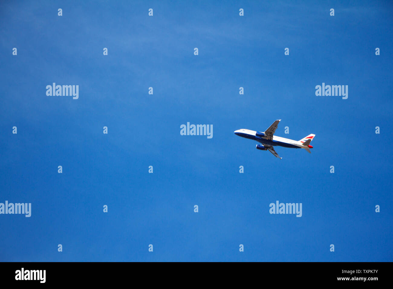 Airplane streaks in the sky hi-res stock photography and images - Alamy