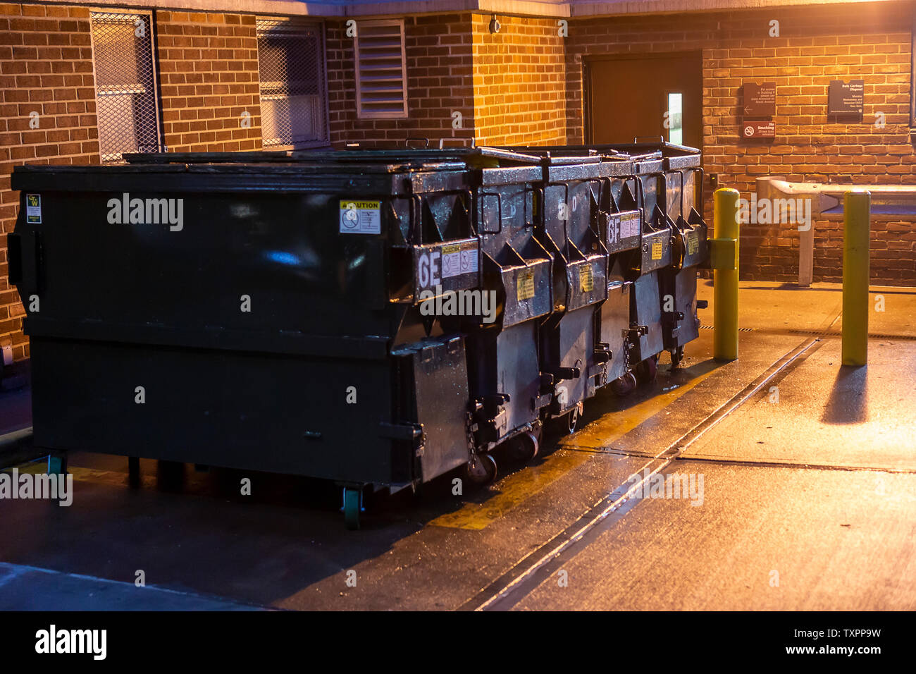 Dumpsters in an alley hi-res stock photography and images - Alamy