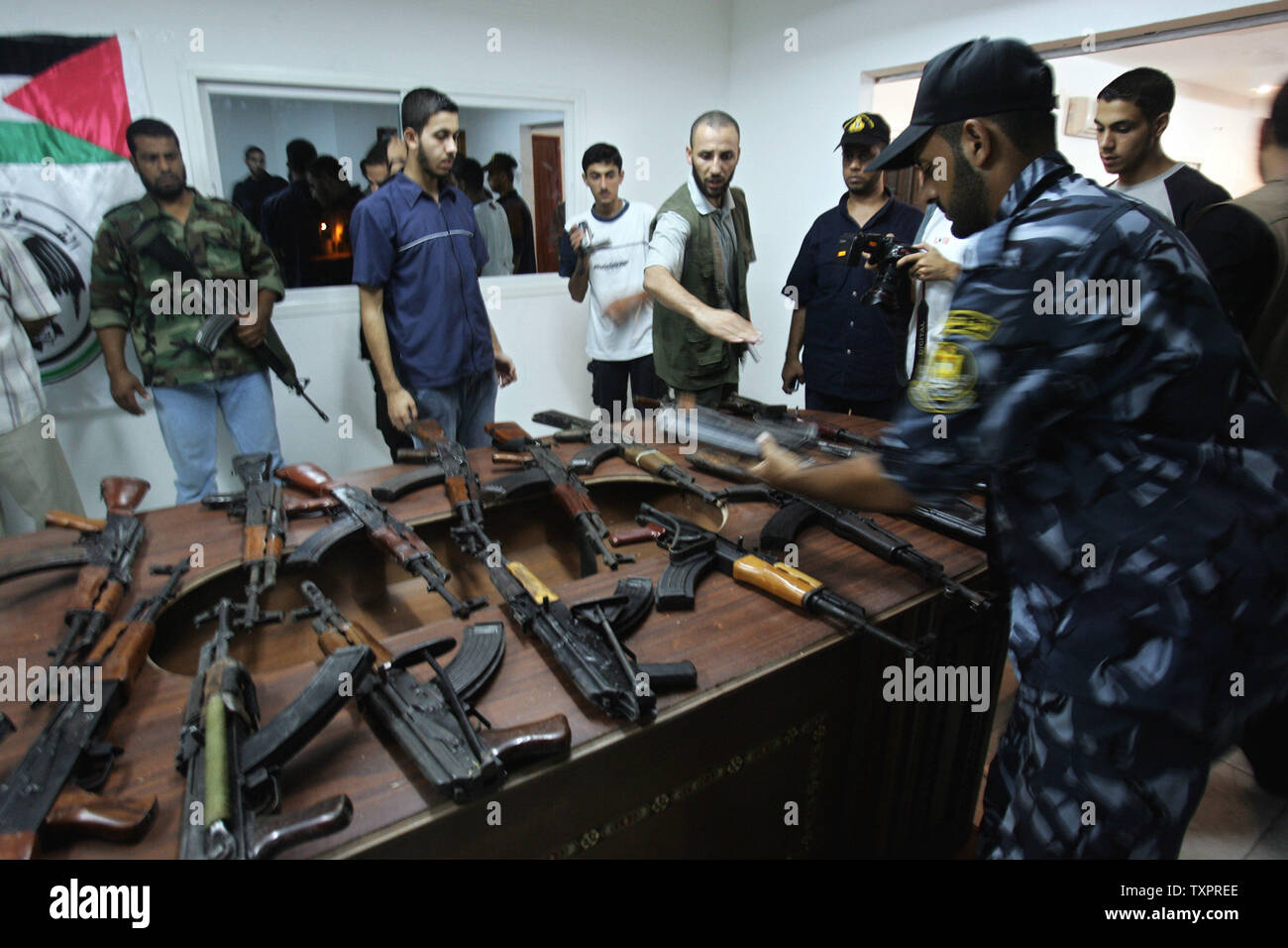 Members of the Palestinian police forces of the Islamic group Hamas ...