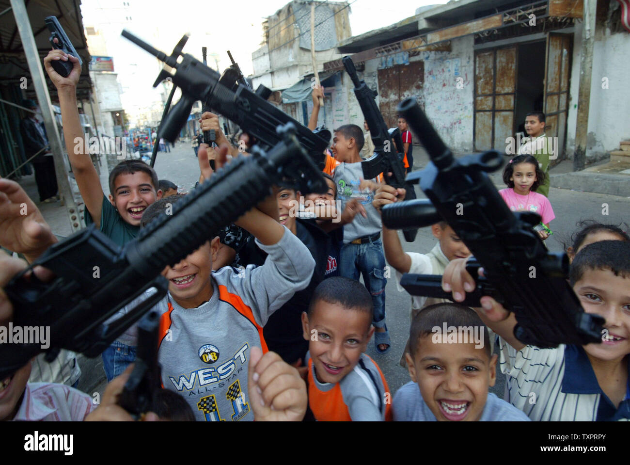 Palestinian children play with toy guns to celebrate Eid al-Fitr in ...