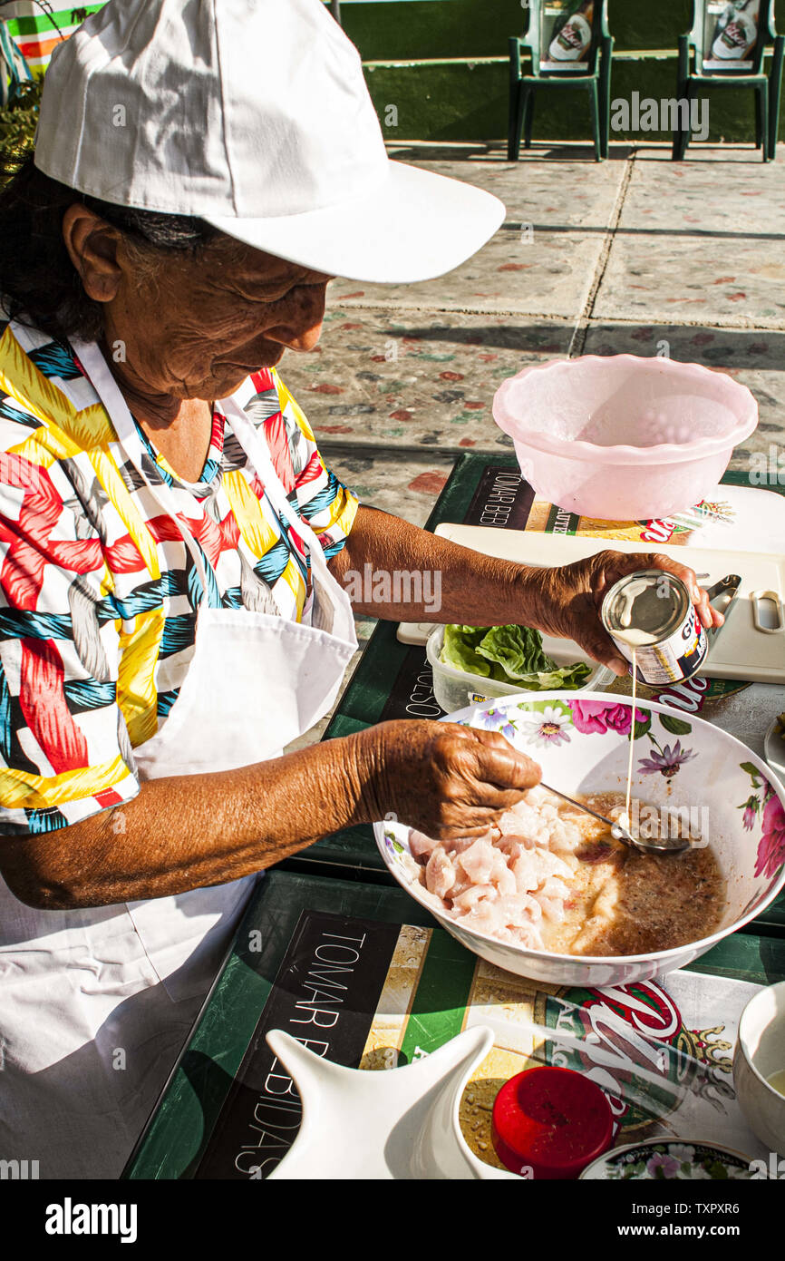 Chimbote, Ancash, Peru. 8th May, 2011. A woman seen preparing Ceviche ...