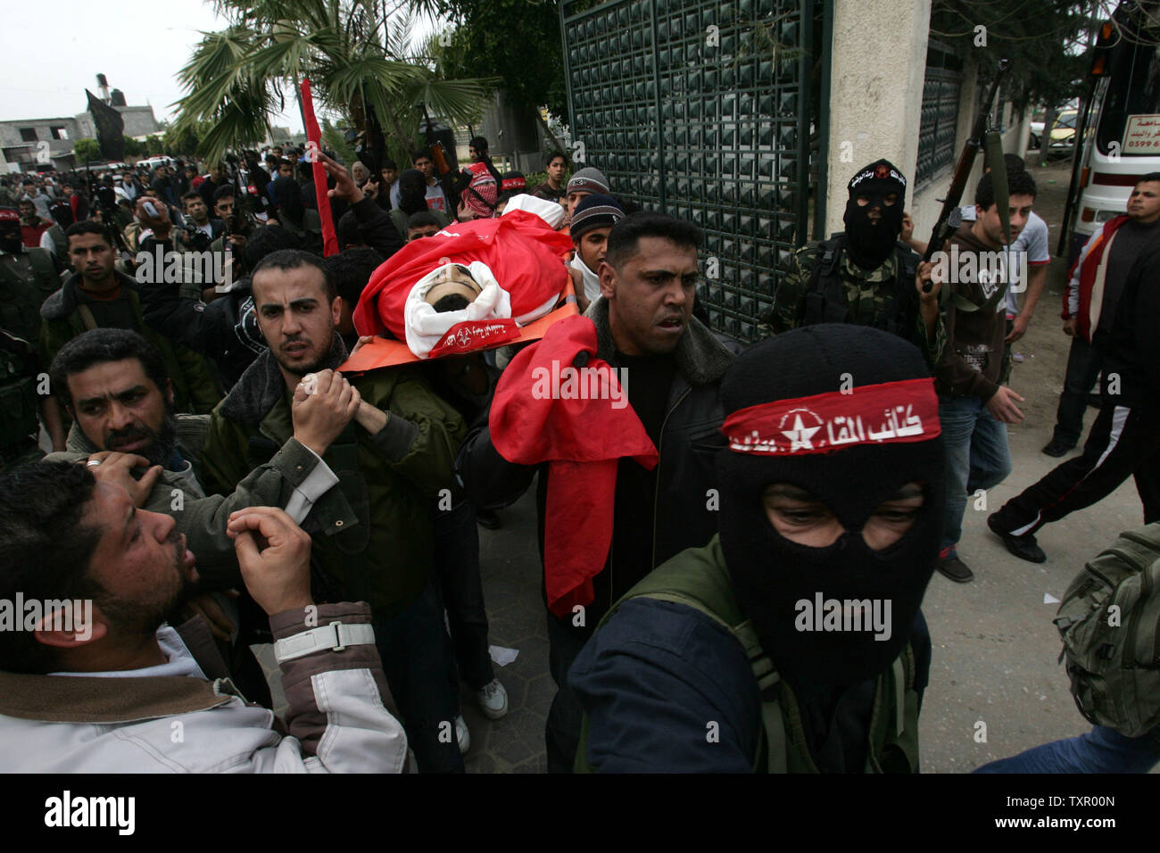 Palestinian mourners carry the body of Mahmoud Hamdan, a fighter of the ...