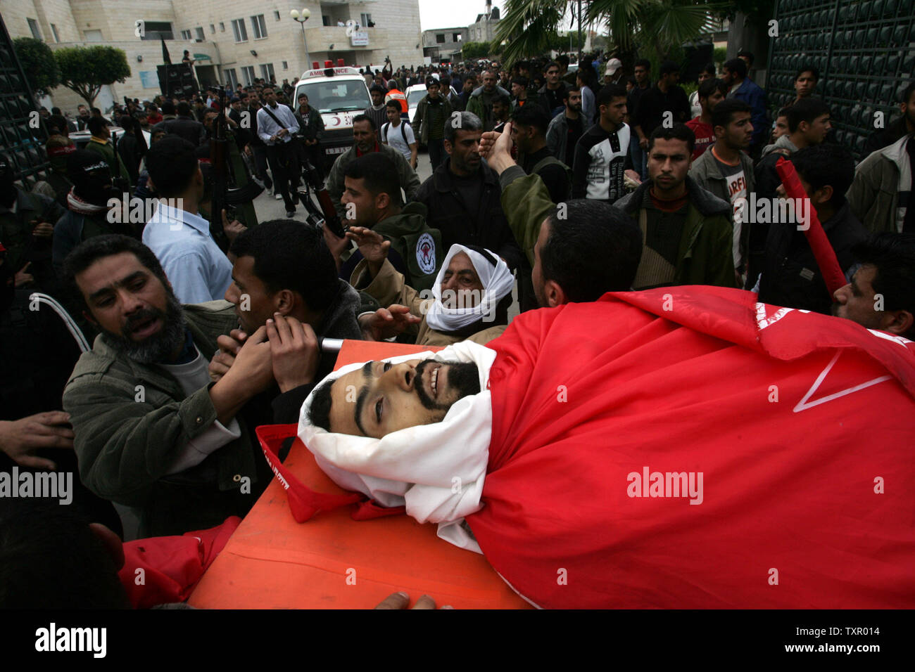 Palestinian mourners carry the body of Mahmoud Hamdan, a fighter of the ...