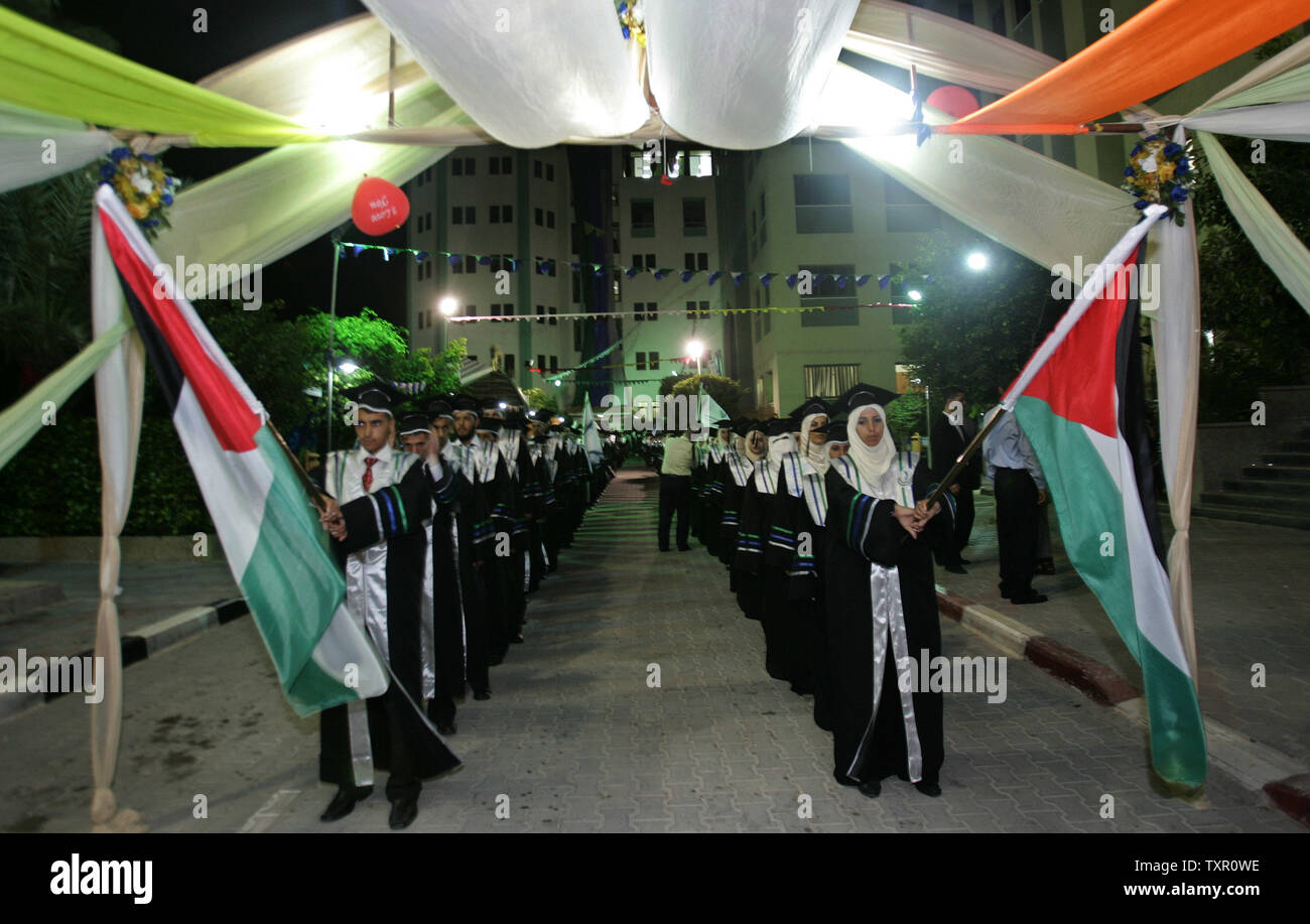 Palestinian students attend the graduation ceremony at University ...