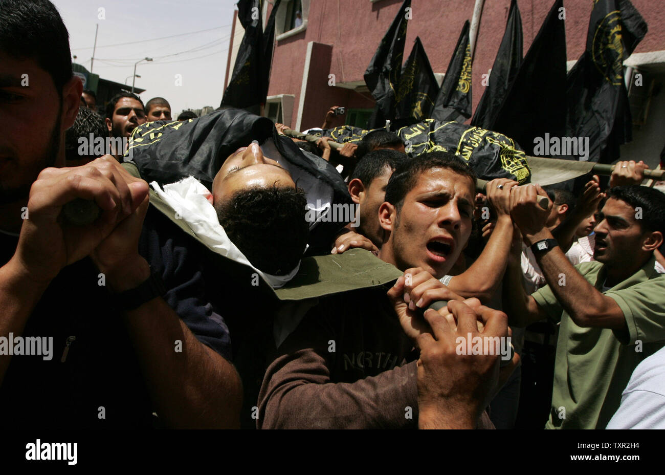 Palestinian mourners carry dead body hi-res stock photography and ...