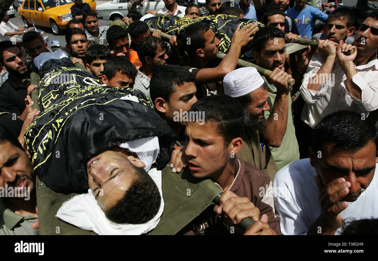 Palestinian mourners carry dead body hi-res stock photography and ...