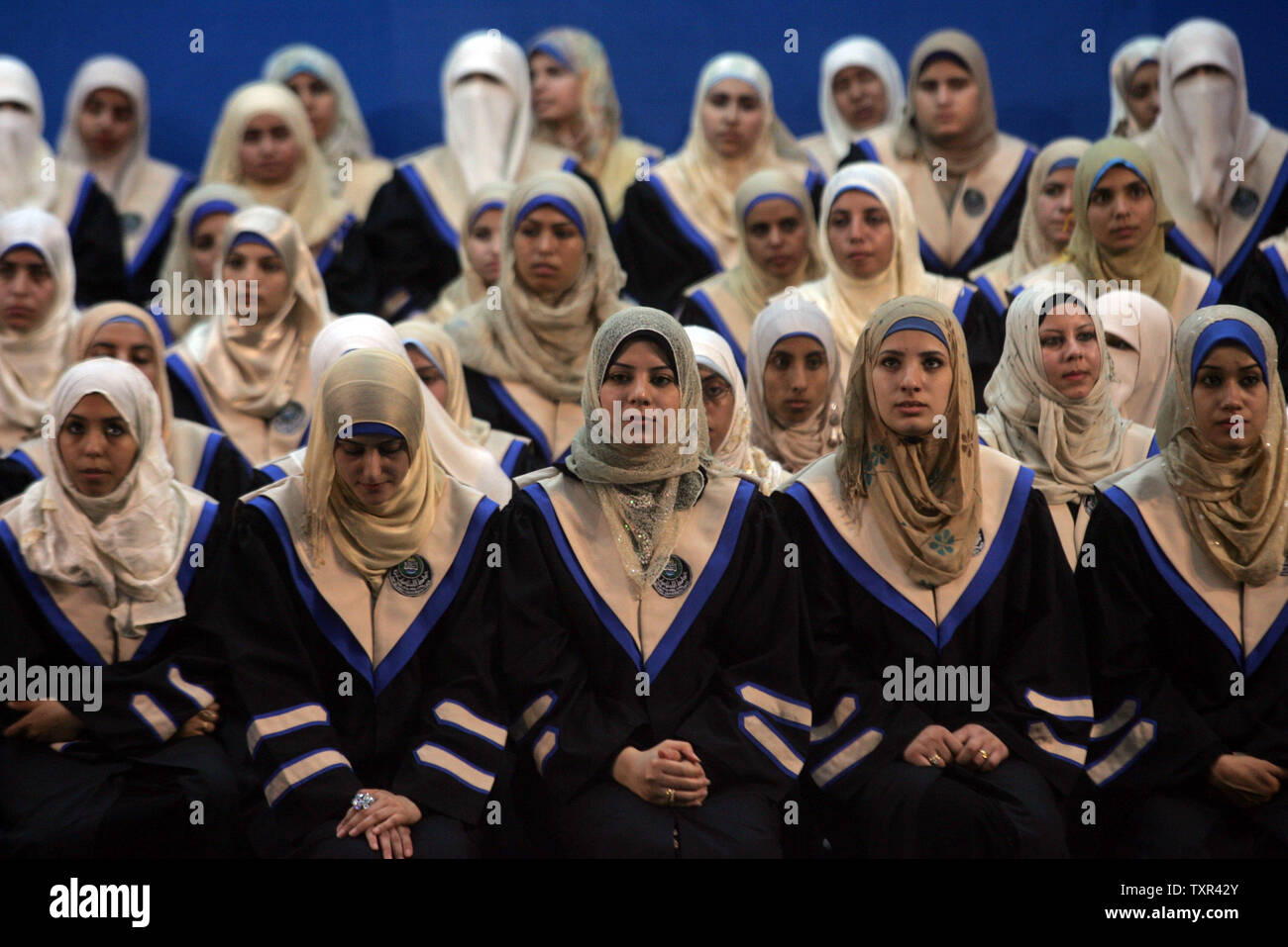 Palestinian students attend the graduation ceremony at Islamic ...