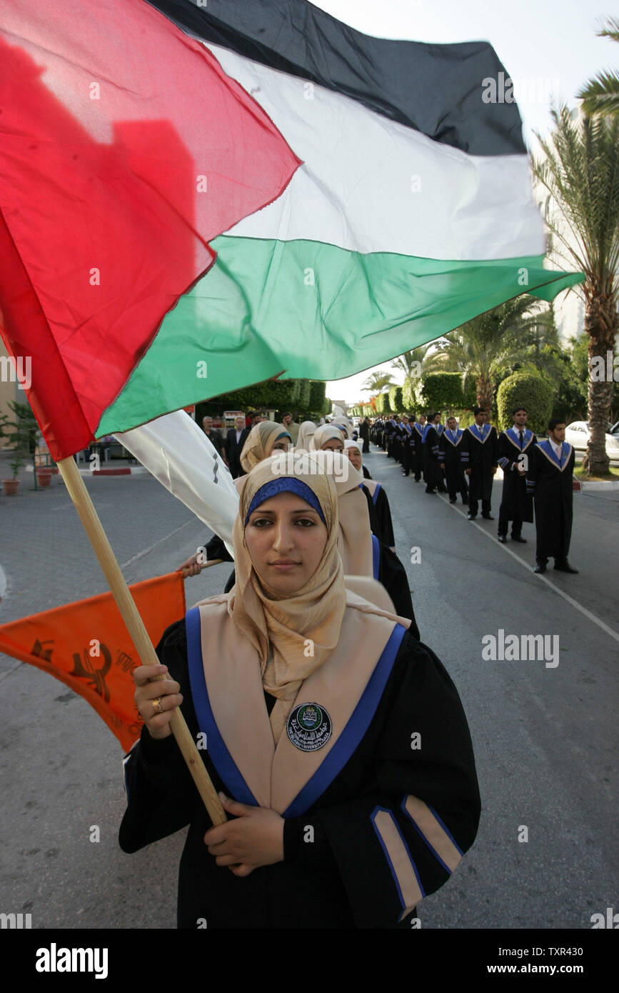 Palestinian students attend the graduation ceremony at Islamic ...