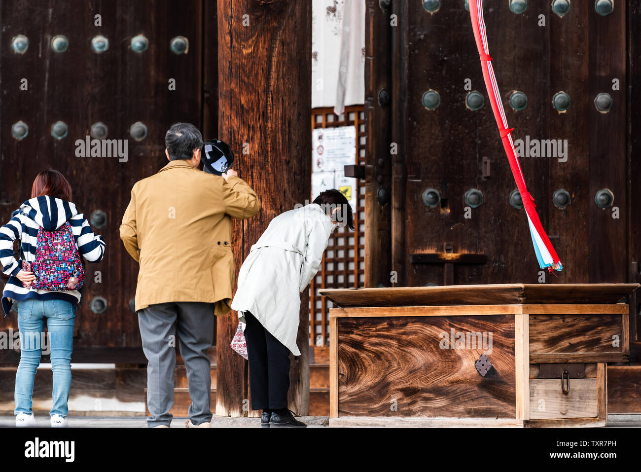 People bowing hi-res stock photography and images - Alamy