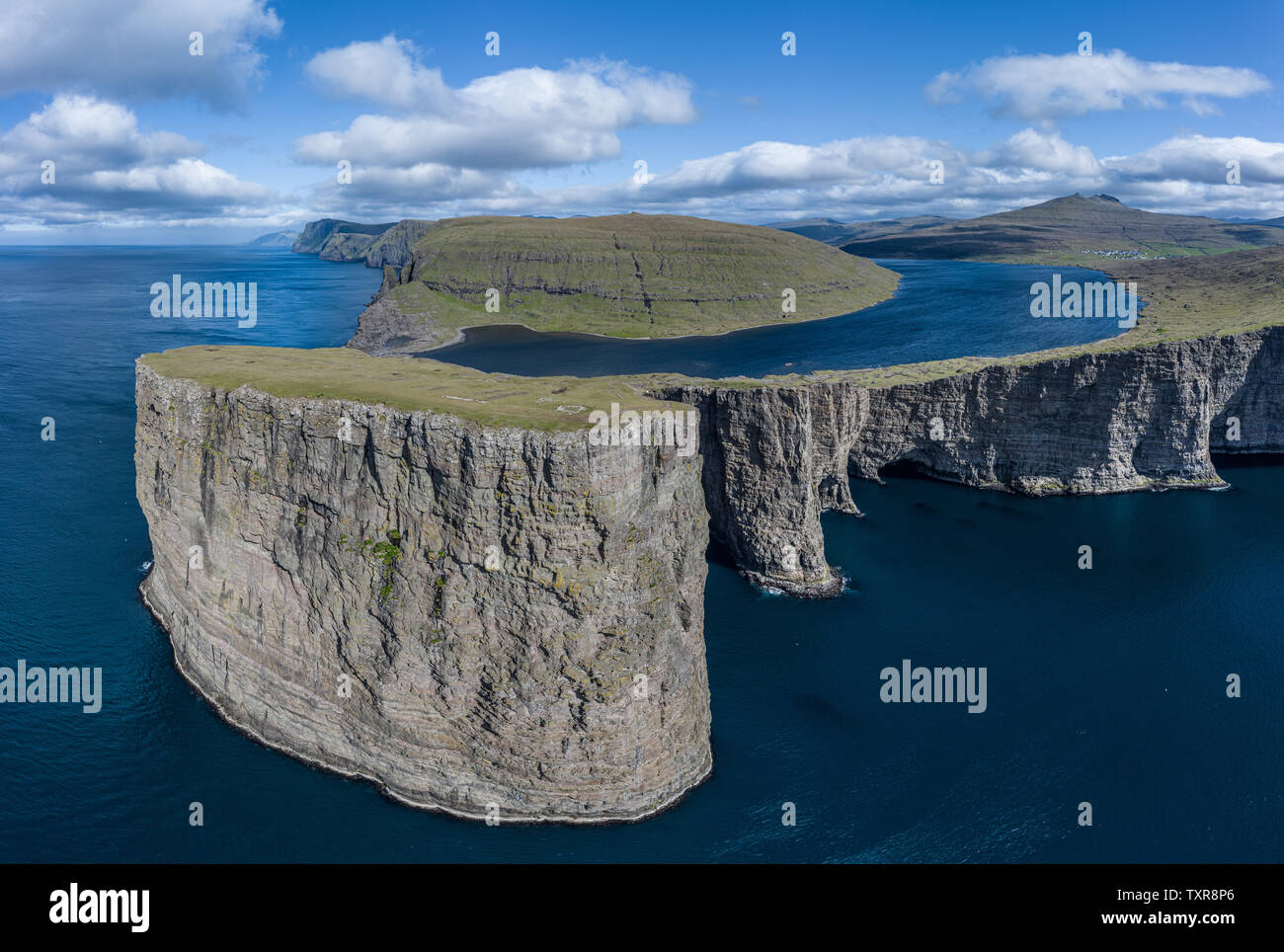 Leitisvatn lake and Tralanipan (slave rock) near Bosdalafossur ...