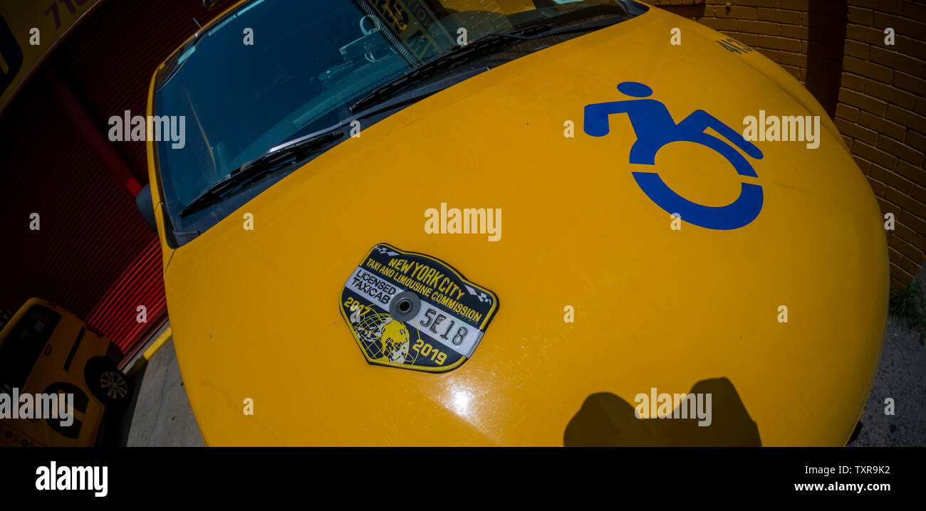 Nyc taxi garage hi-res stock photography and images - Alamy
