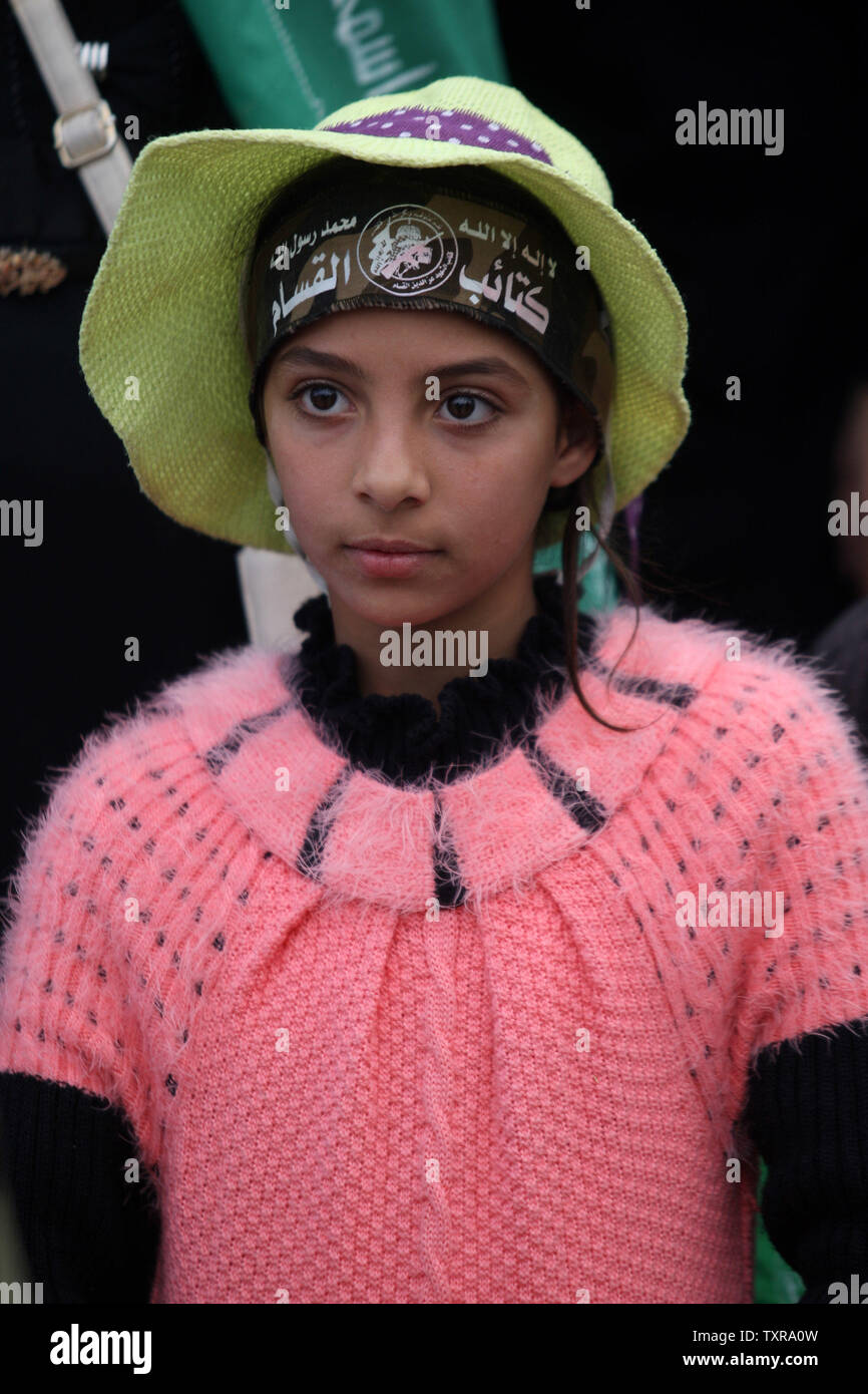 A Palestinian girl wearing a headband on his head read in Arabic ...