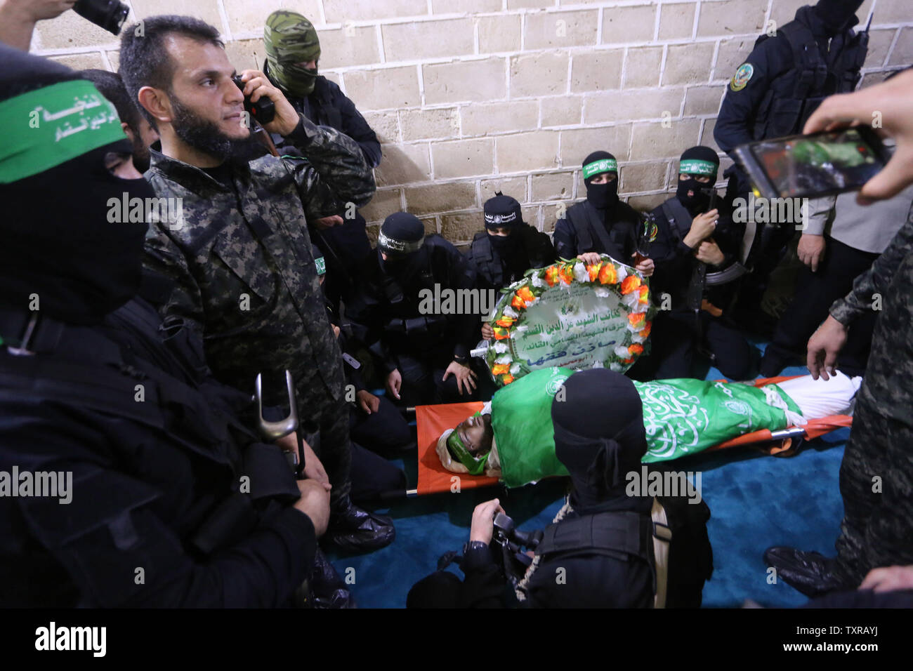 Masked gunmen from the Qassam brigade, the militia wing of Hamas ...