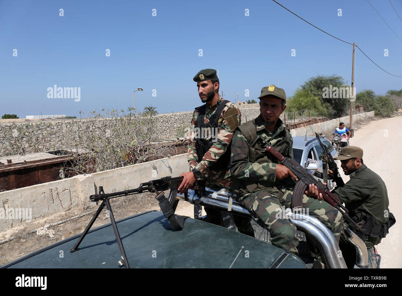 Members of palestinian security forces loyal hi-res stock photography ...