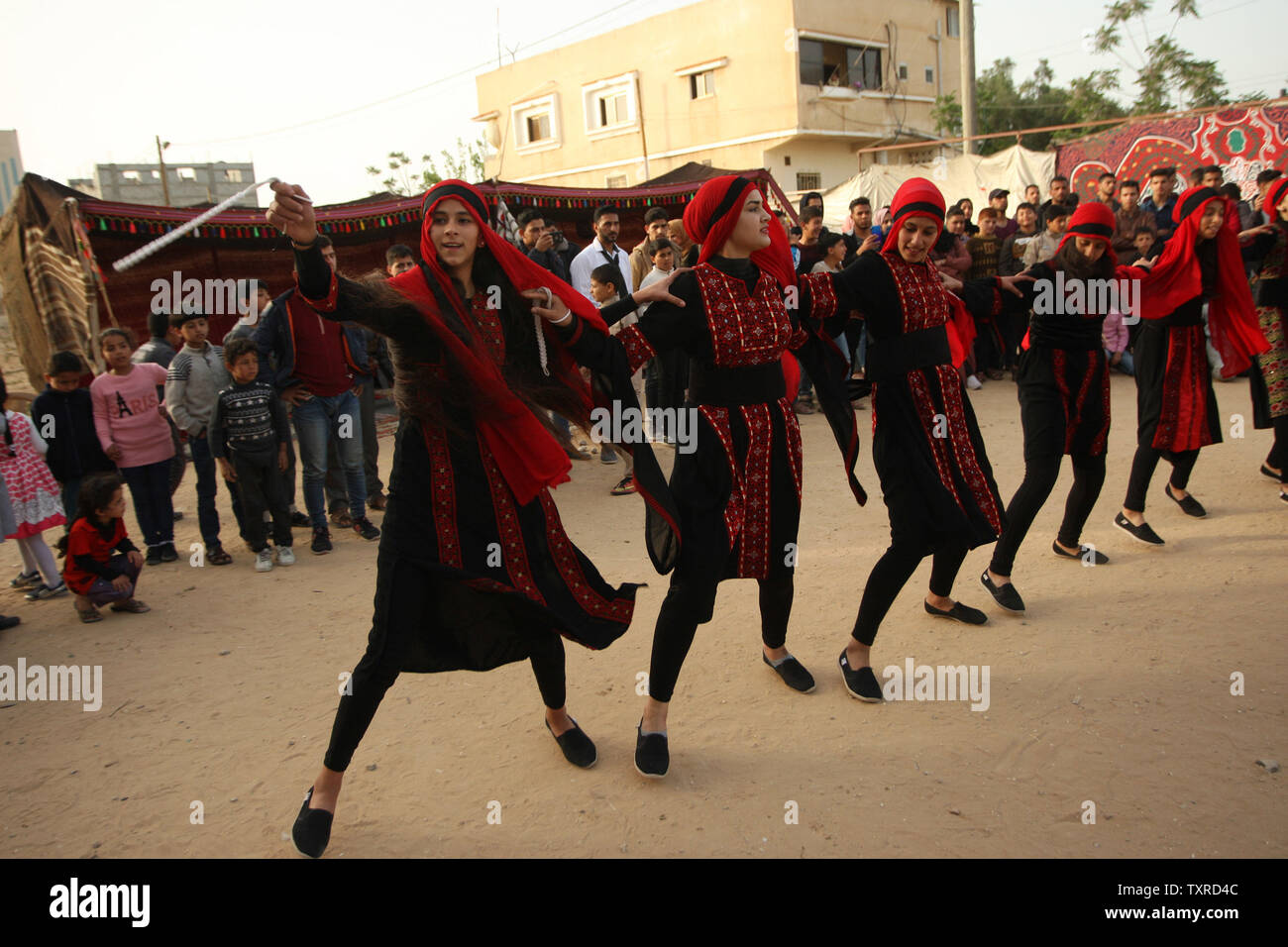 Palestinian girls dance in traditional clothes during an event ...