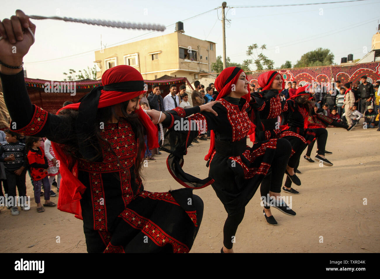 Palestinian girls dance in traditional clothes during an event ...