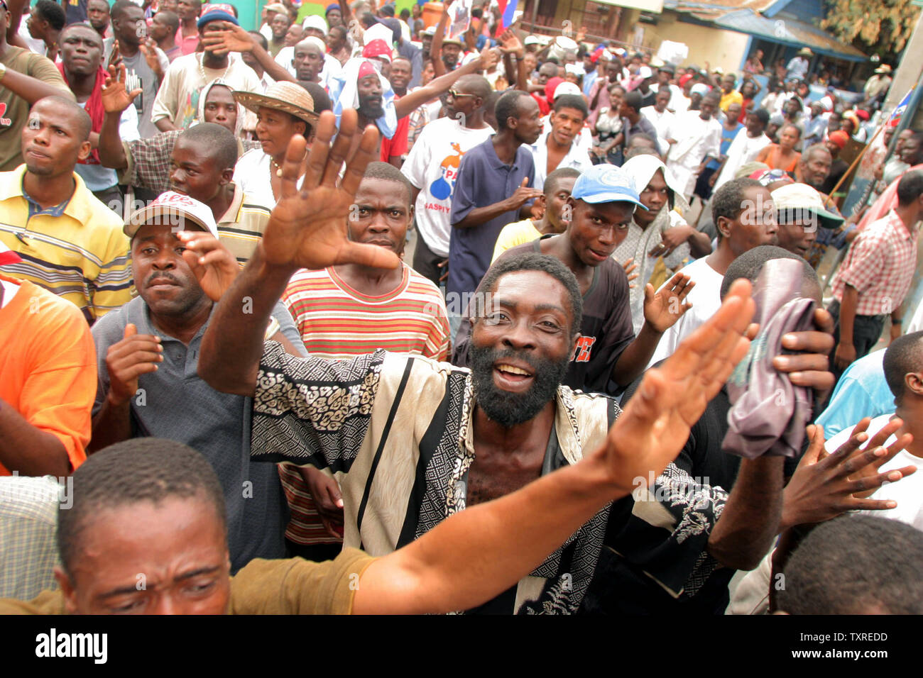 Jean bertrand aristide 2004 hi-res stock photography and images - Alamy