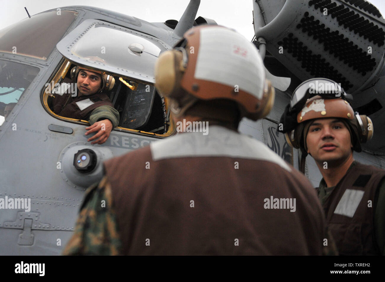 Aircraft handlers hi-res stock photography and images - Alamy