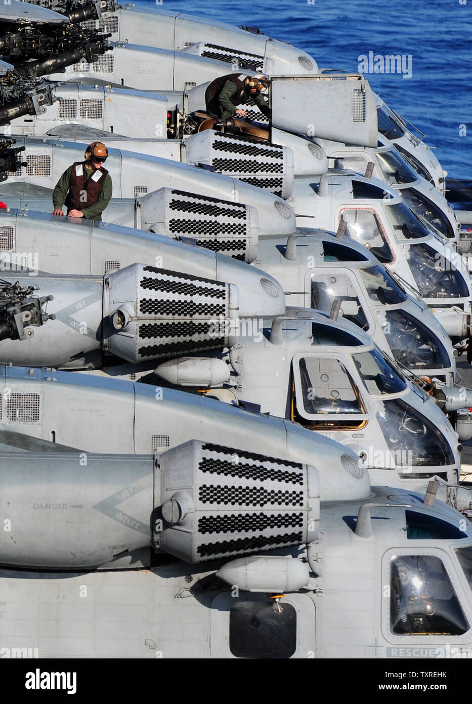 Aircraft handlers hi-res stock photography and images - Alamy