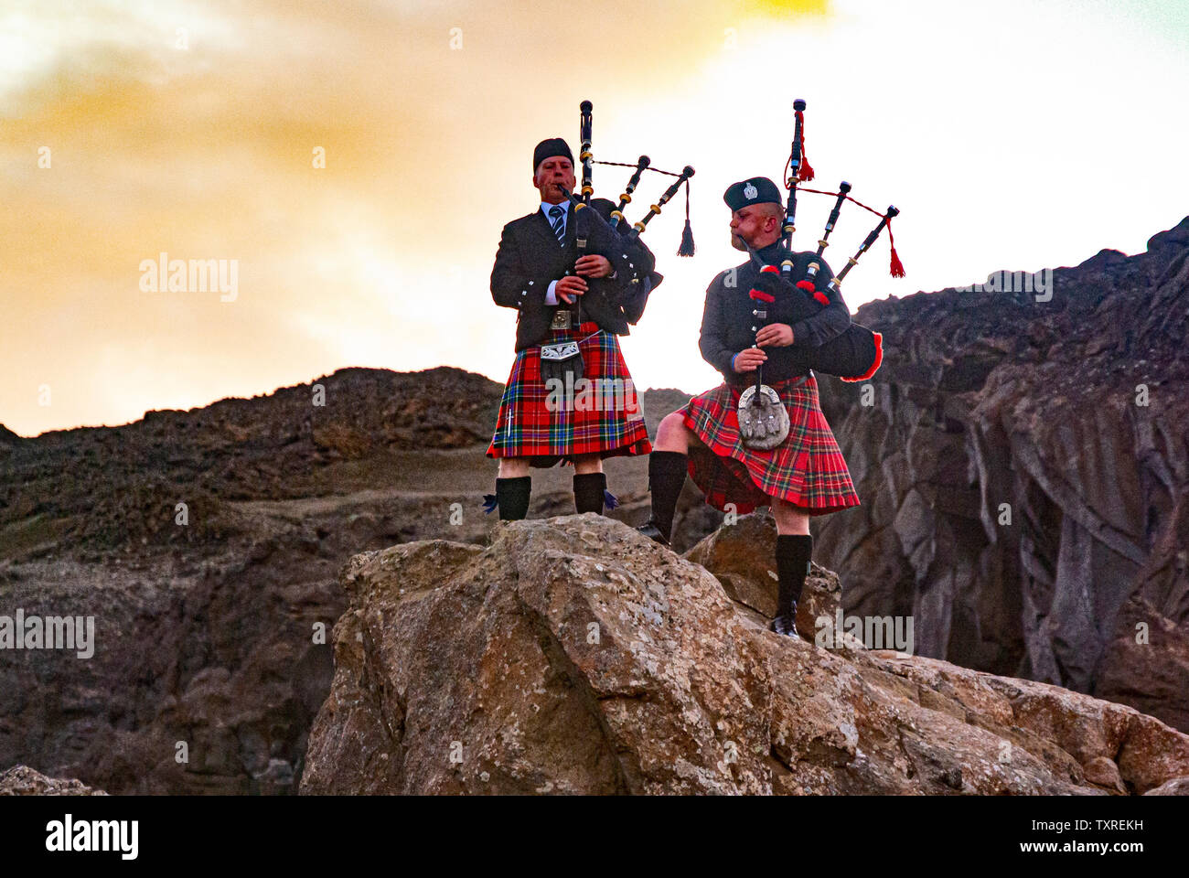 Scottish pipers hi-res stock photography and images - Alamy