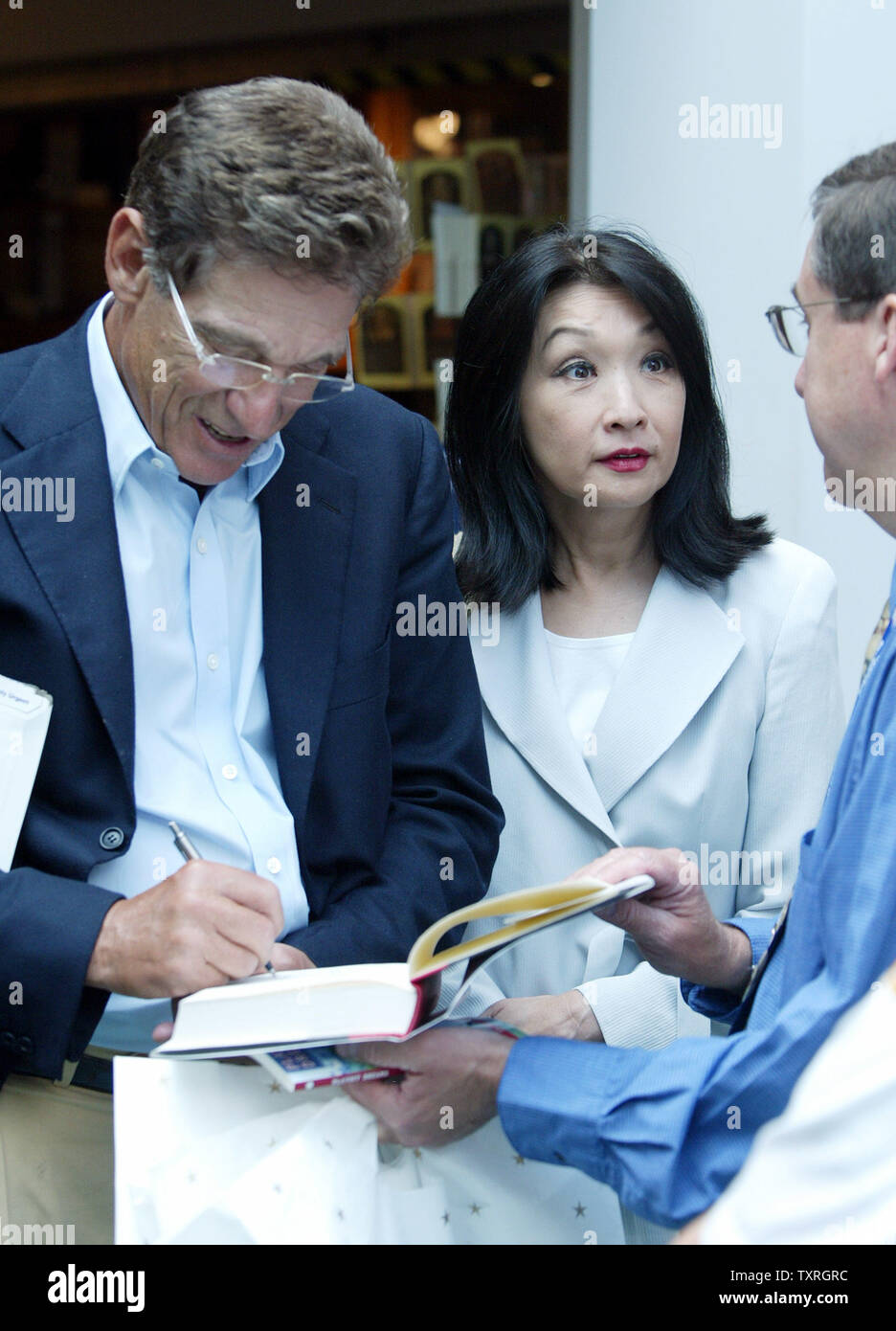 Maury povich and connie chung hi-res stock photography and images - Alamy