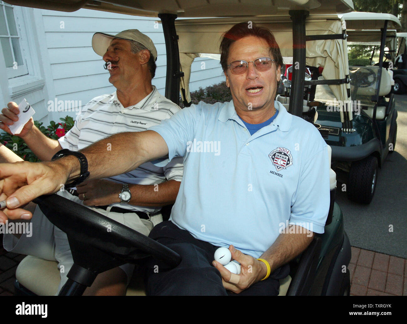 National Baseball Hall of Fame members Carlton Fisk (R) has a laugh ...