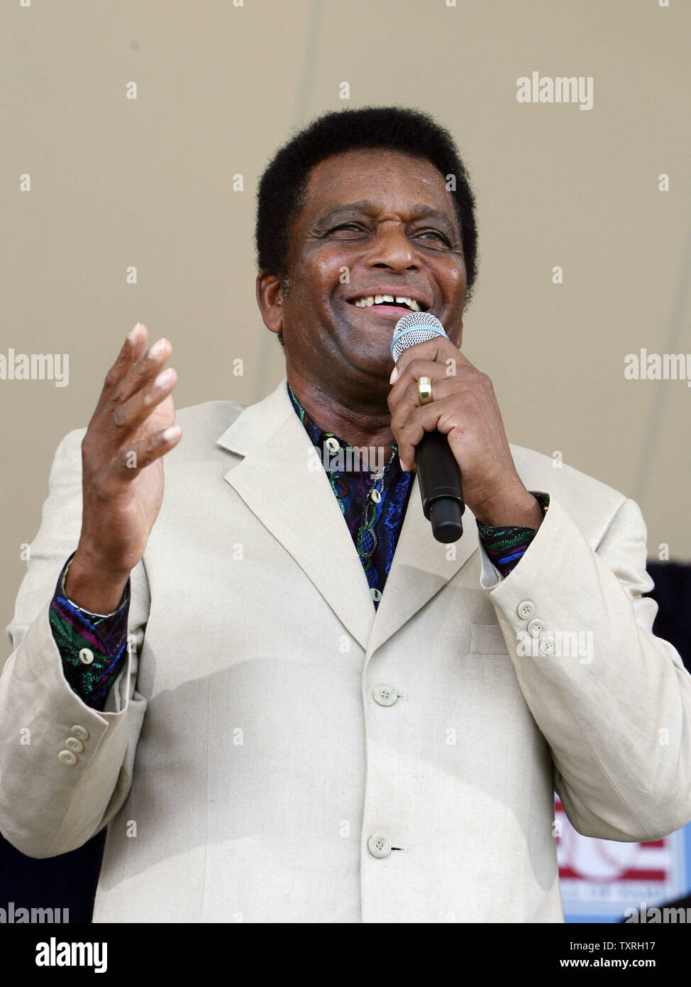 Country singer Charlie Pride sings the U.S. and Canadian national ...