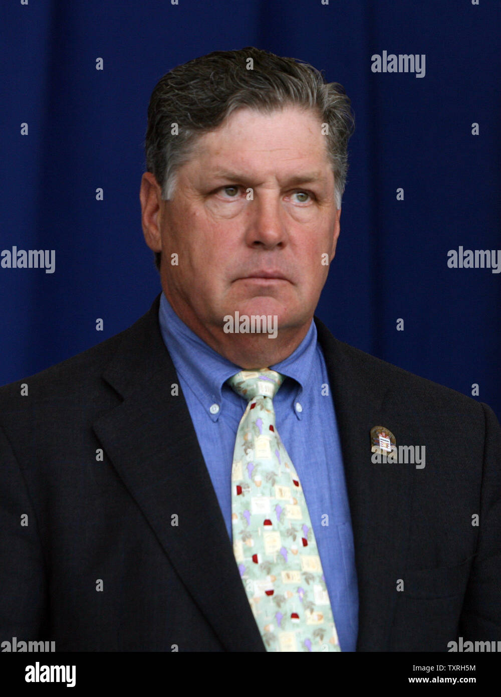 National Baseball Hall of Fame member Tom Seaver walks to the podium ...