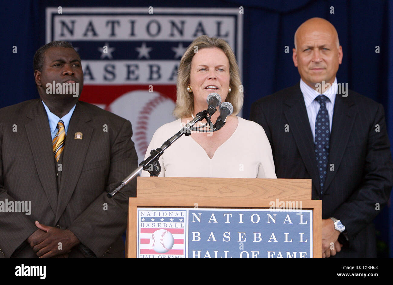 Photo of cal ripken jr hi-res stock photography and images - Alamy