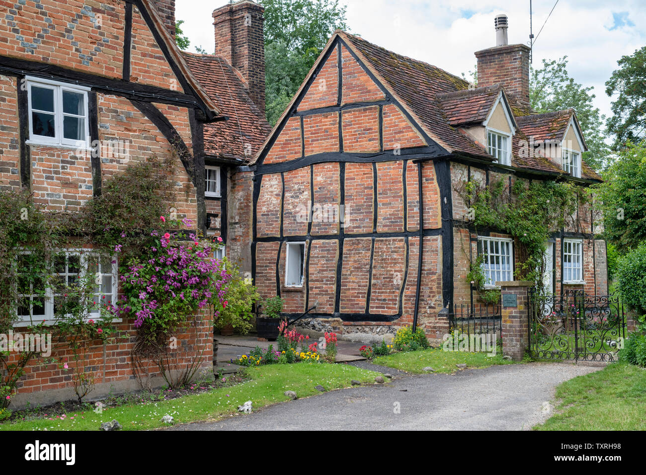English village in the chilterns hi-res stock photography and images ...