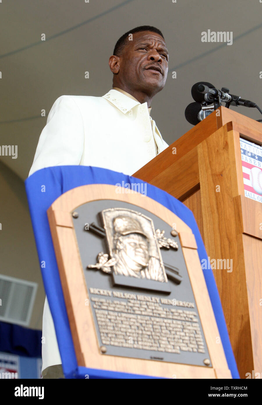 New National Baseball Hall of Fame member Rickey Henderson delivers his ...
